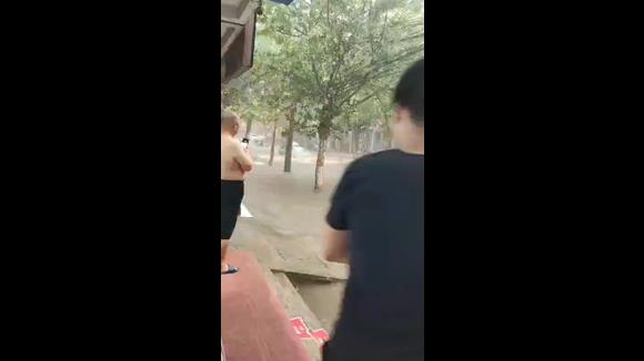 燃油车和电动车,在下雨的时候,青铜与王者的较量