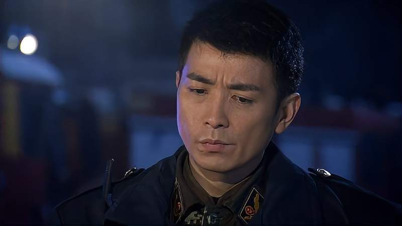 火线:新兵负责火场外围,医院楼里有大量氧气瓶,情况十分危急!