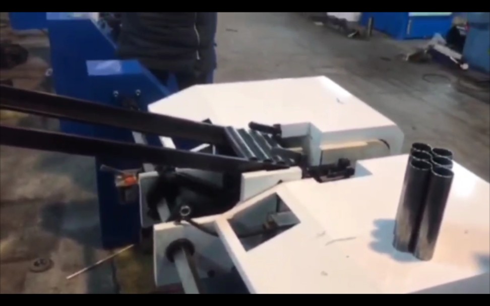 圆管双头倒角机视频,管材快速倒角。