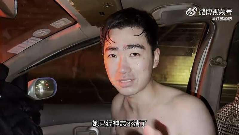 【夜跑青年冬夜跳河救落水女子】12月20日晚,江苏常州一座大桥下面...