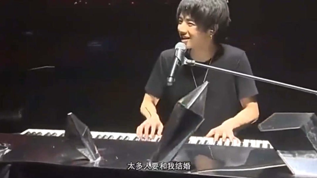 华晨宇万人演唱会上怼粉丝,被粉丝们集体回怼!