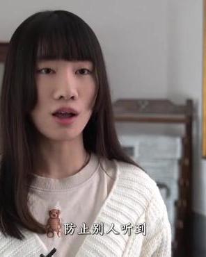 ...会议的时候,为了防止敌人窃听,他会弹起风琴,用琴声遮掩谈话的内容。