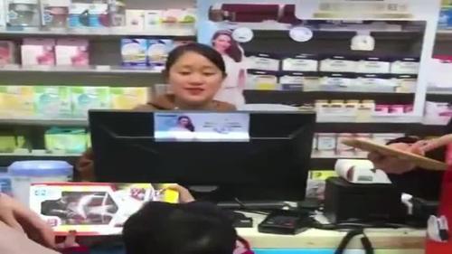 宝爸带孩子买玩具,却教会了孩子诚实守信,真是太赞了