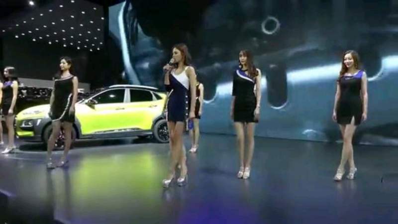 一次车展模特同时出场不多见慢慢看