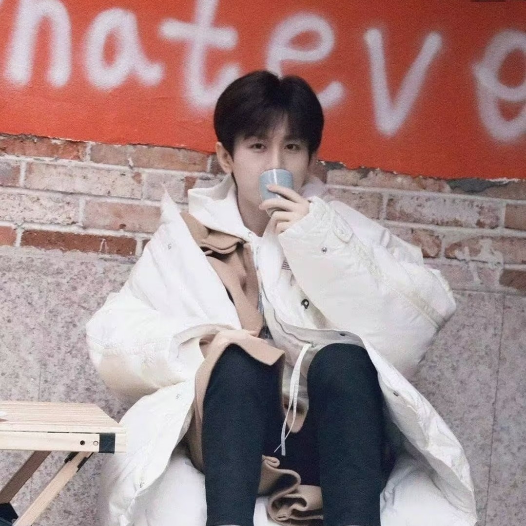 大咪踩着冰肚皮 