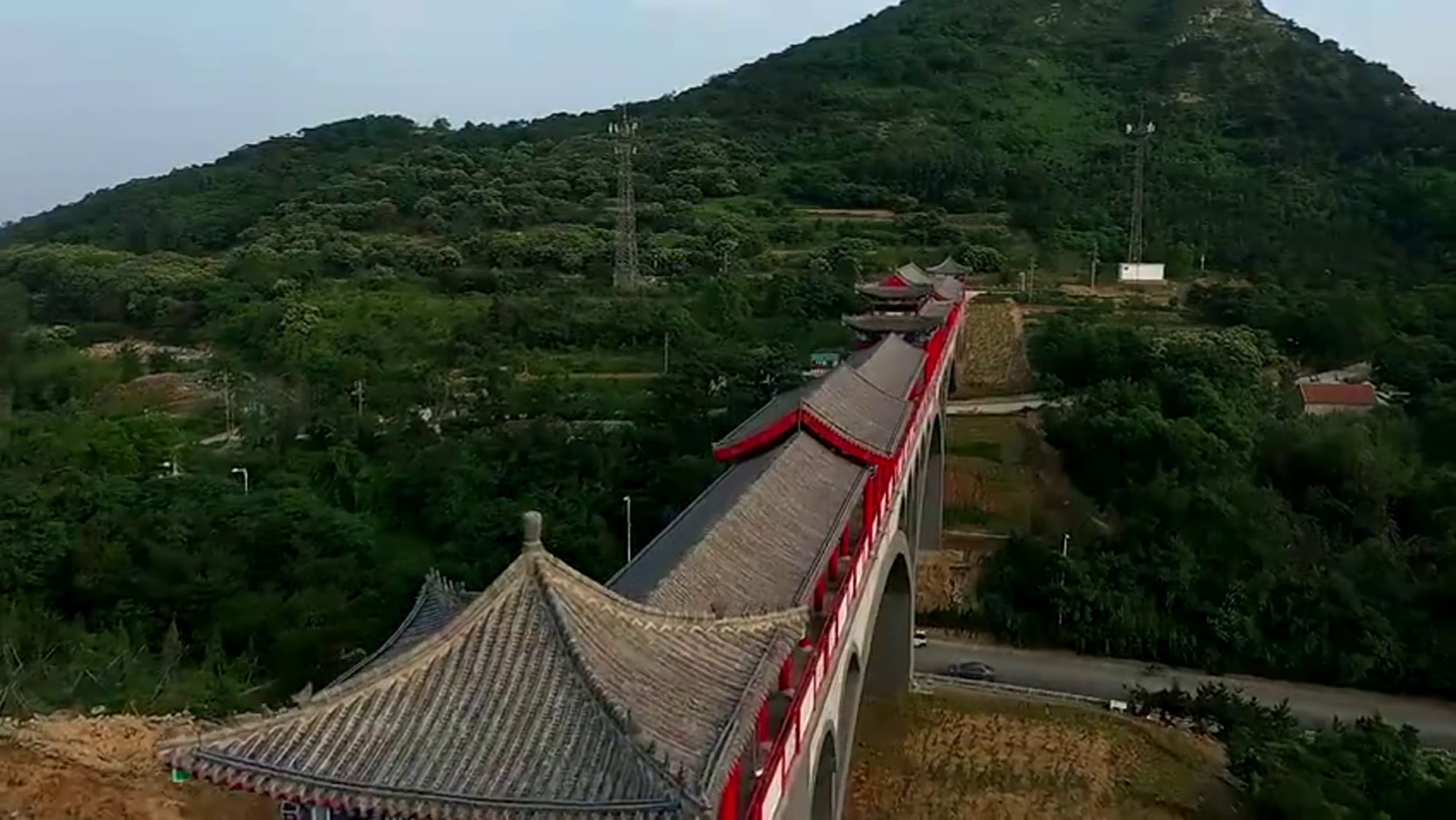 日照岚山安澜桥,北连阿掖山、南接南炮台,上跨岚山东路,桥梁单跨跨度...
