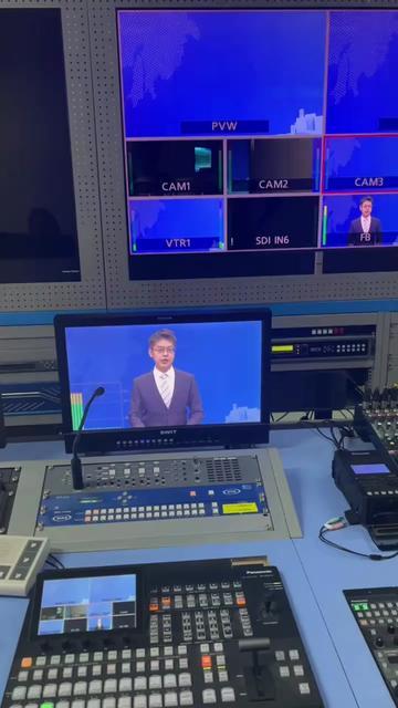 台前幕后,今天导播没弄串台,晚上加鸡腿