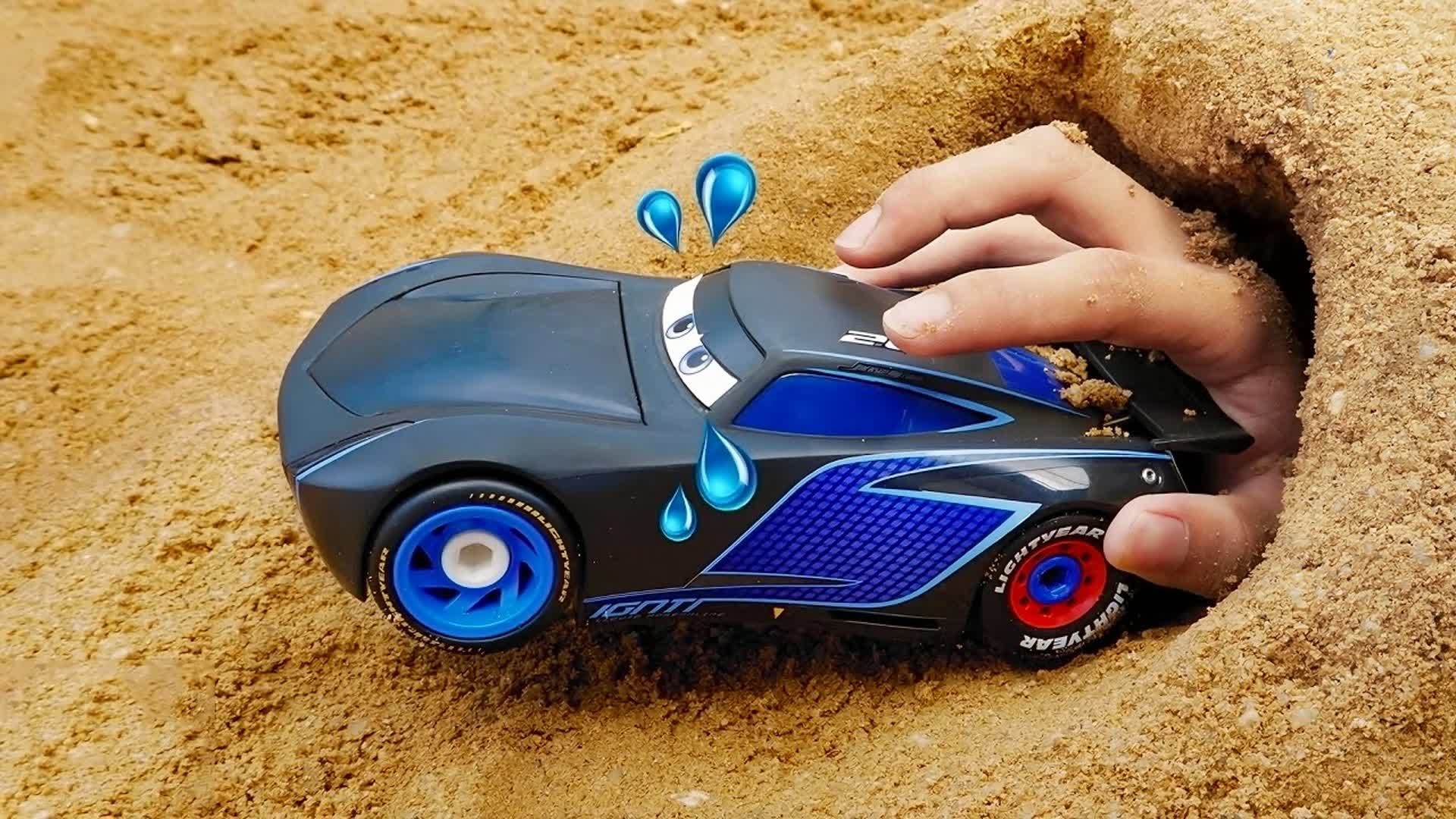 汽车动画片:组装迪士尼汽车玩具!一起玩山洞...