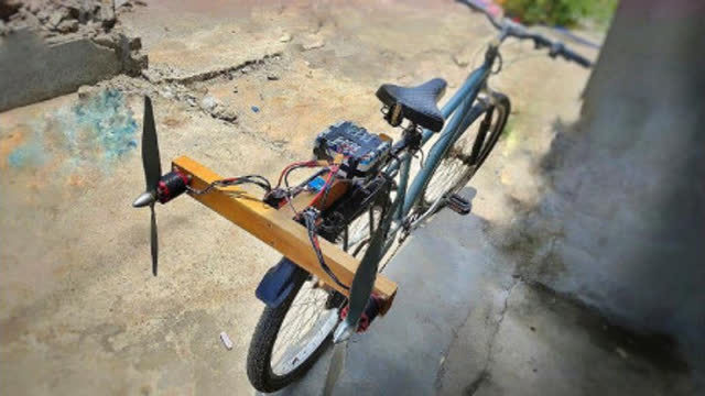 印度小哥魔改自行车,加上风扇瞬间变成电动车,网友:这不就是助力车了吗