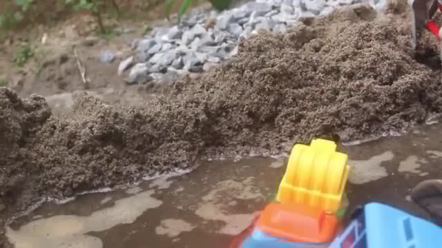 各种汽车模型:小宝宝快来,一起用挖掘机铲平堵住的路吧!