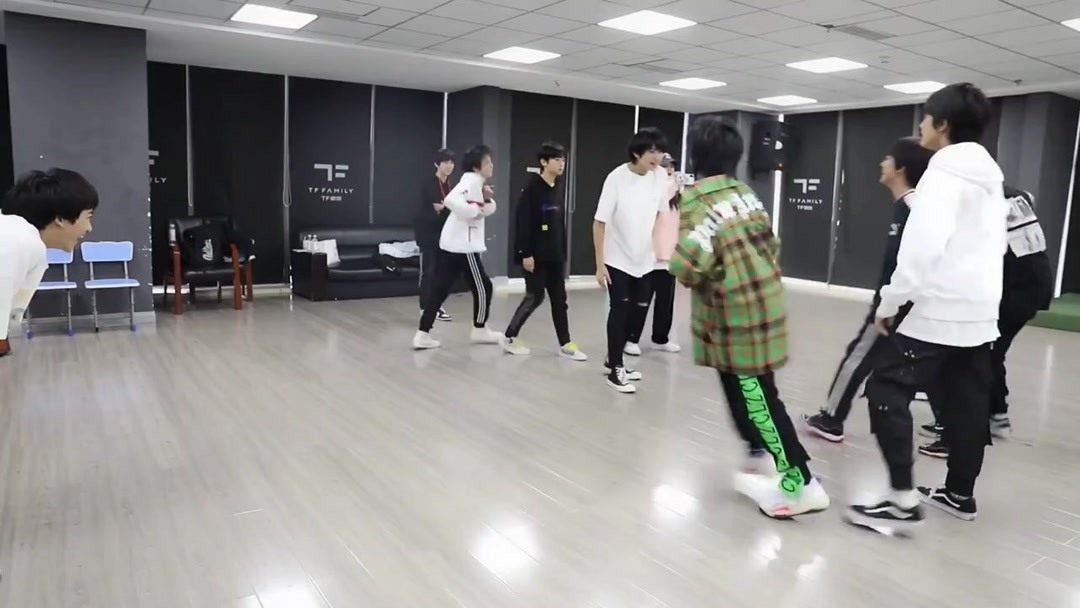 TF家族三代的小朋友,只能说是皮实,哈哈哈哈,短短30秒的节目排练,...