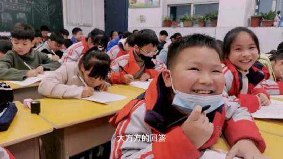 期中考试成绩公布,老师采访几位同学,看学生们是怎么回答