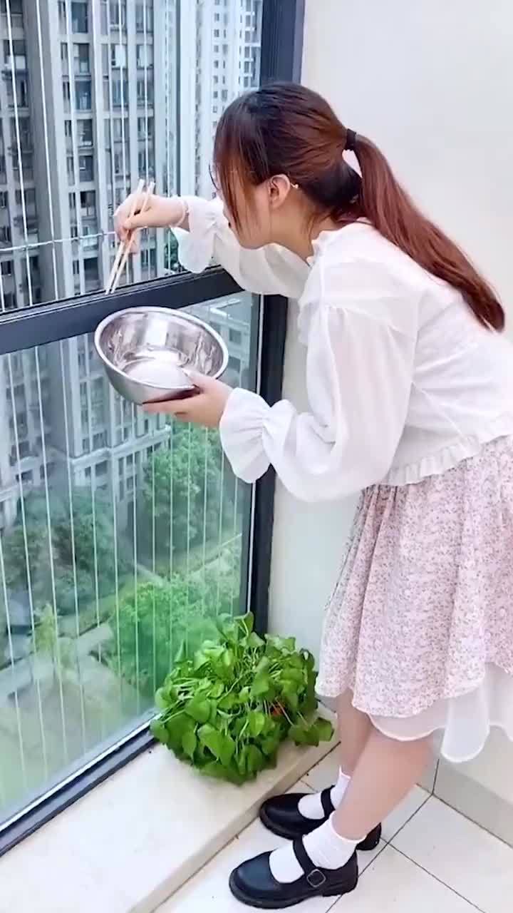 窗户缝隙,笔记本电脑,鼠标键盘,衣服毛毛,汽车内饰都可以粘,清理效果.