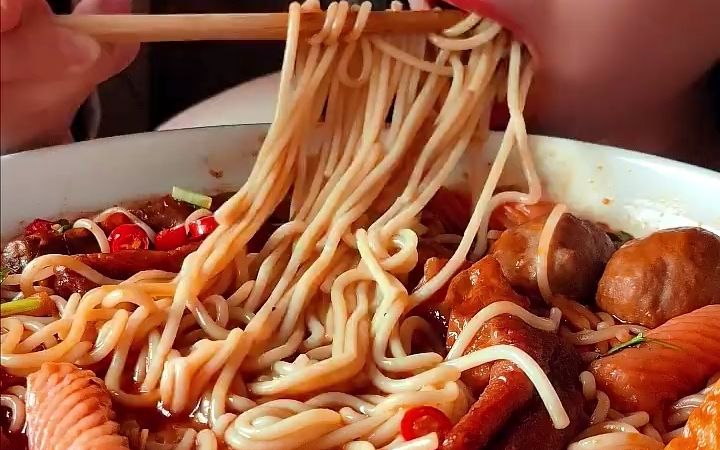 一口破防姐妹们!这个螺蛳粉汤底巨巨巨浓!这汤真的爱了,一口都不舍得...