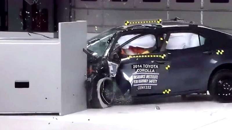 丰田卡罗拉碰撞测试,A柱变形严重
