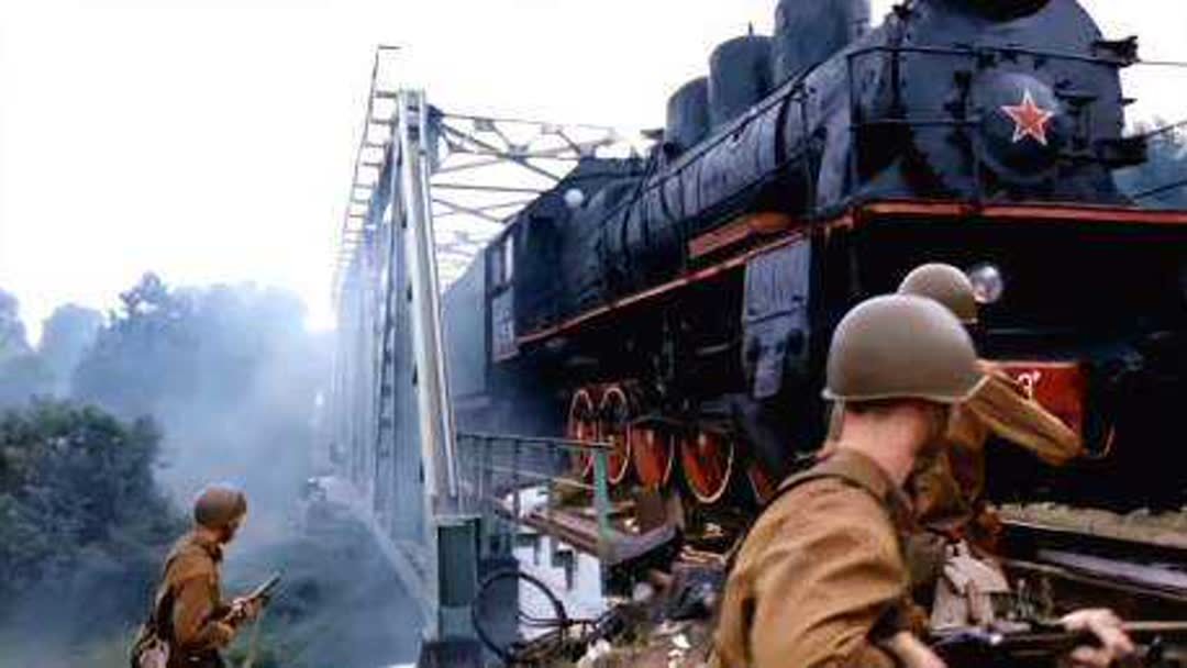 二战大片:苏军马克沁固守碉堡,纳粹疯狂冲击,喷火攻破防线