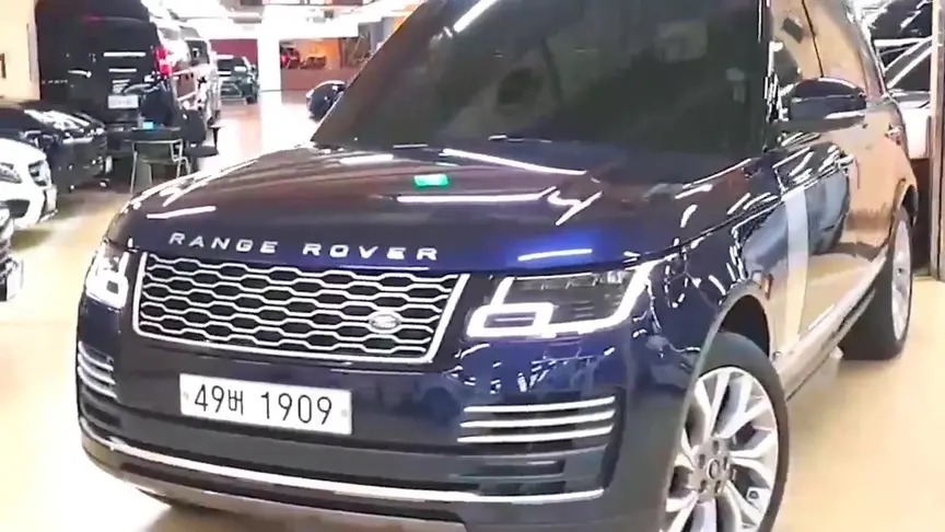 路虎揽胜汽车,车门打开脚踏板自动伸缩才是惊艳开始。