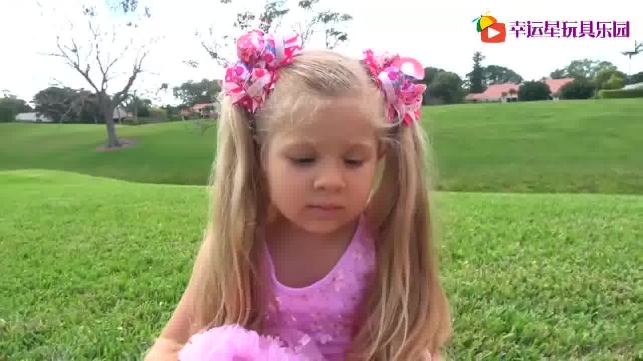 下雨了,萌娃哥哥帮助小动物们躲雨