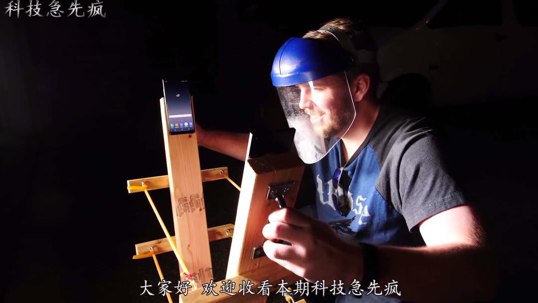 两部手机碰撞在一起会发生什么?看雷蛇手机和三星对决,有点厉害