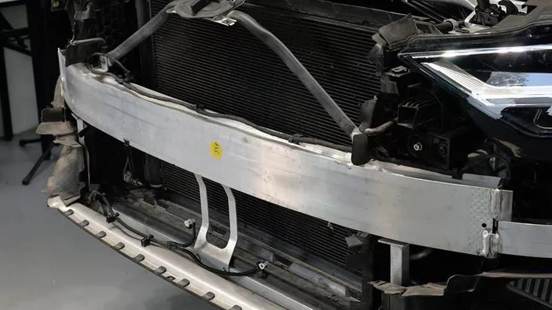 看看百万级别的奥迪A8L,防撞梁究竟是什么水平