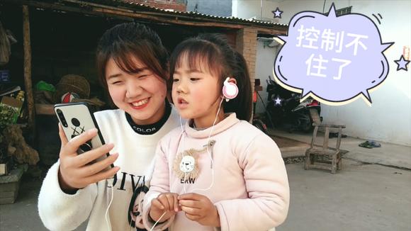 女儿学网红戴上耳机唱《桥边姑娘》,戴上耳机世界都是你的!