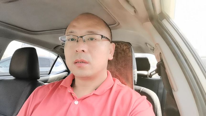 后座乘客不系安全带,桥头交警罚司机二百罚乘客10块,东城不一样