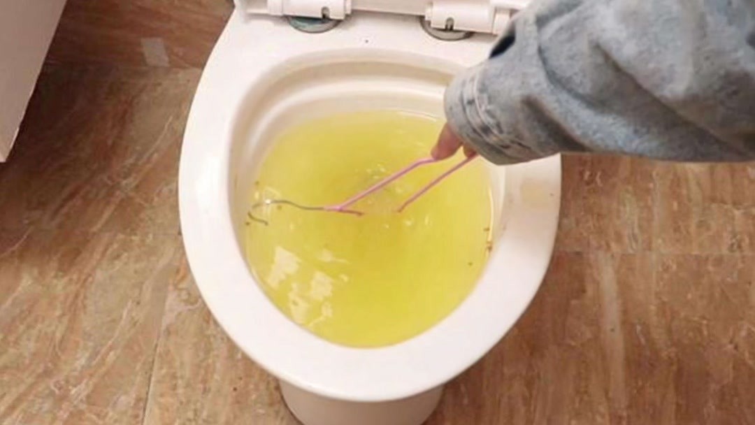 马桶堵了别着急,只需一点保鲜膜,1分钟立马疏通,厉害