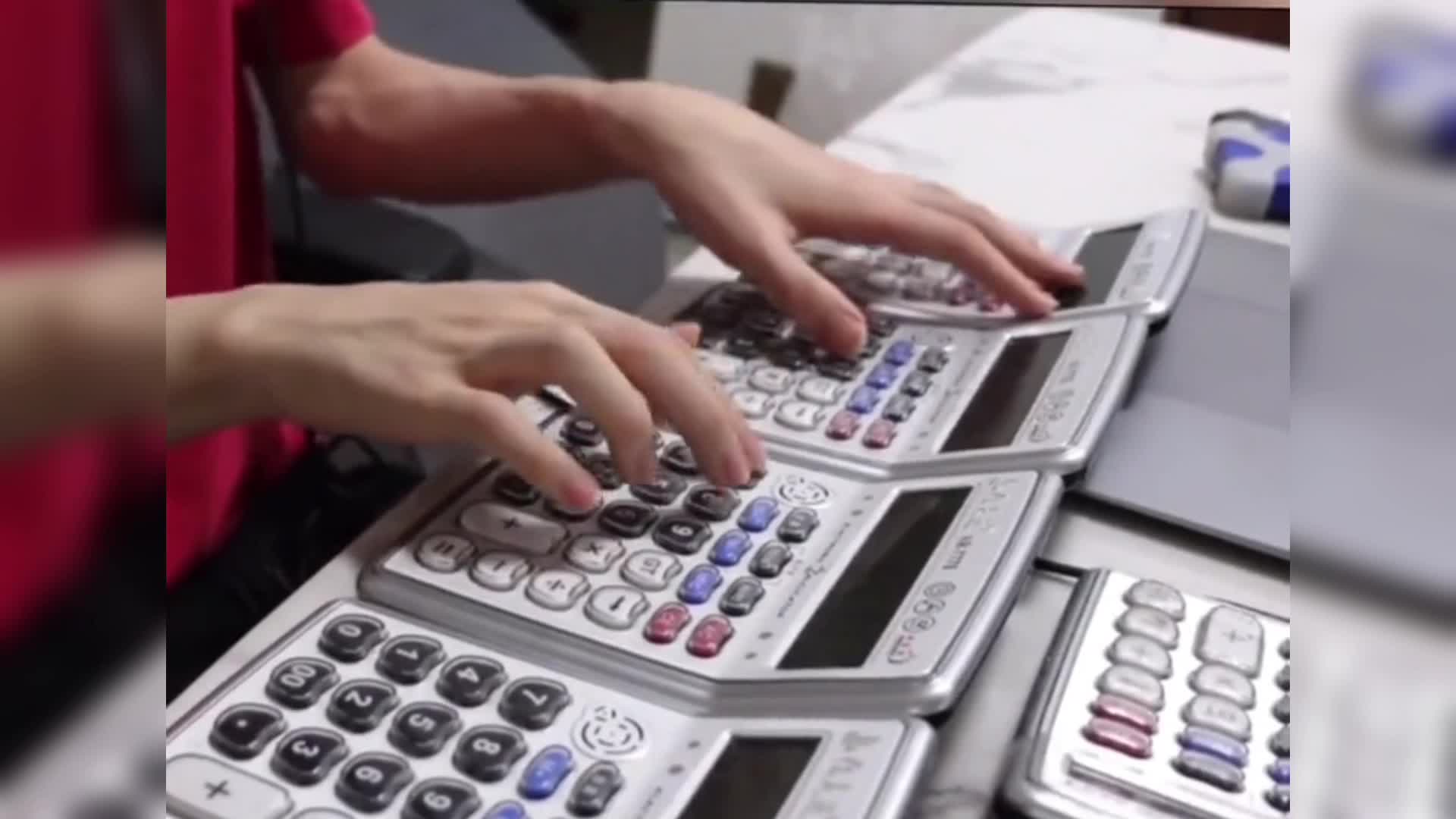 高手用计算机弹出“小城夏天”,学音乐和学会计的都看呆了