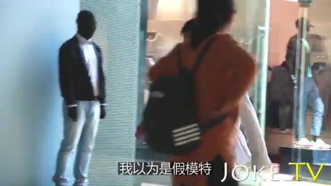 扮成"假人模特"吓路人,美女各个花容失色!