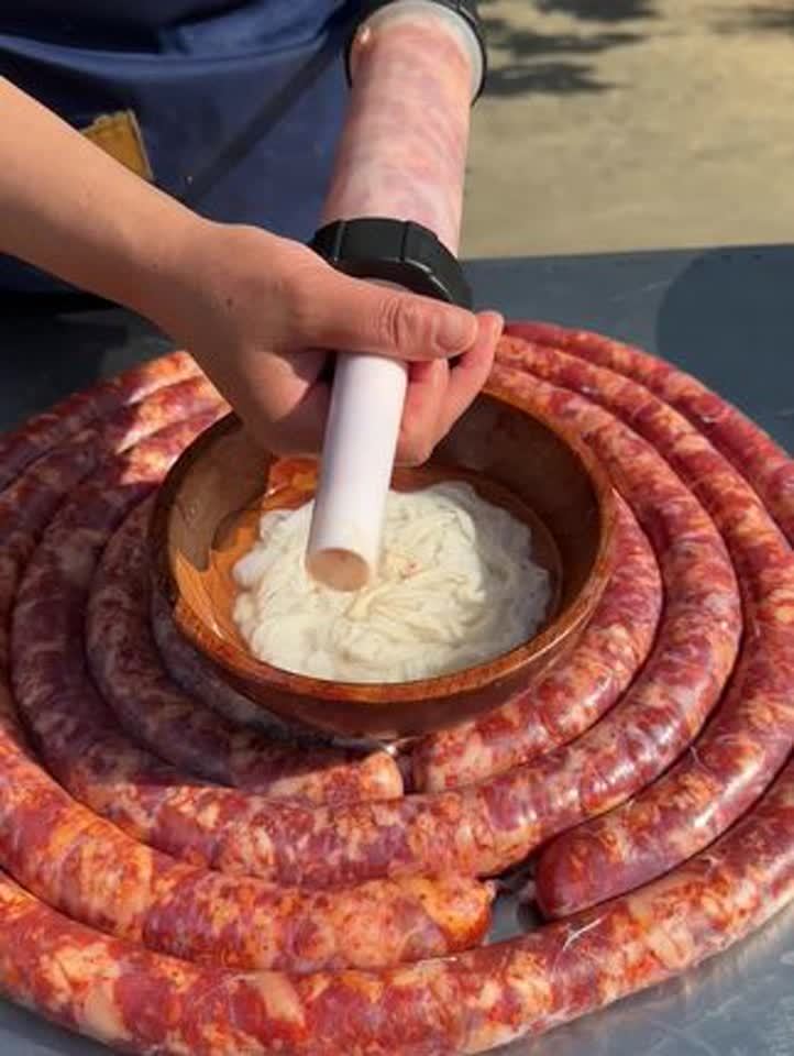 ...的小妙招,轻松在家灌香肠#纯手工香肠的做法 #一到冬天就开始灌肠了