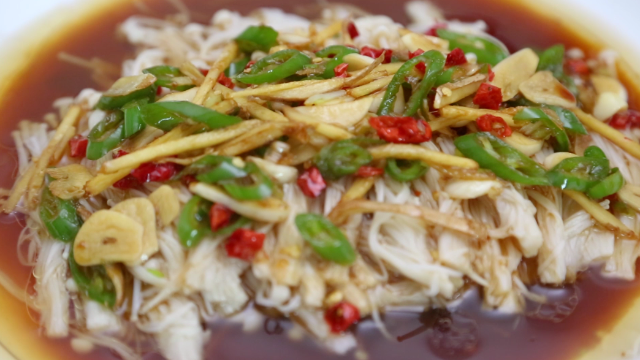 没有胃口?那就来一盘凉拌金针菇吧,解馋又开胃,吃起来真爽