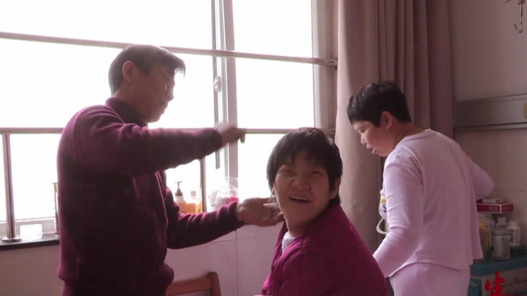 脑瘫产妇乐观非常 只因父母无私的爱包容着她