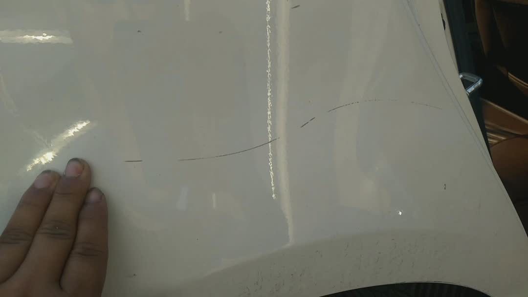 汽车有些划痕,是不用喷漆的,一擦就没别被骗了