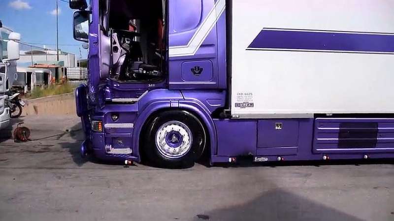 这斯堪尼亚卡车太帅气了,室内都用上了真皮