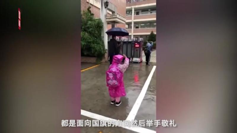 宿州爆料【学校升旗仪式,小学生雨中伫立敬礼!】11月6日,安徽宿州...