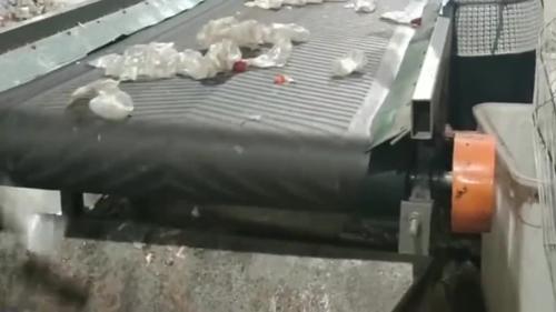 回收的废品废塑料都要经过加工,然后就可以二次利用了,非常环保