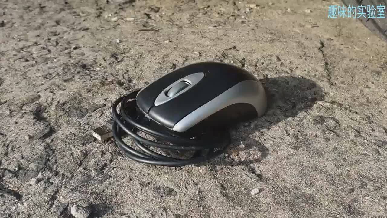 汽车碾压水果鼠标平板电脑的瞬间