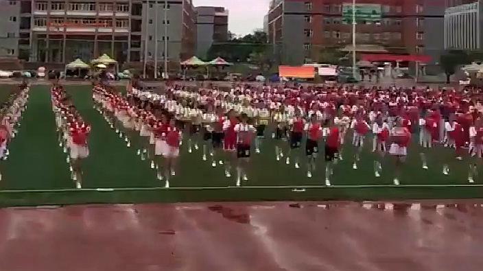 运动会开幕式上,百人啦啦操的表演,真的是很壮观