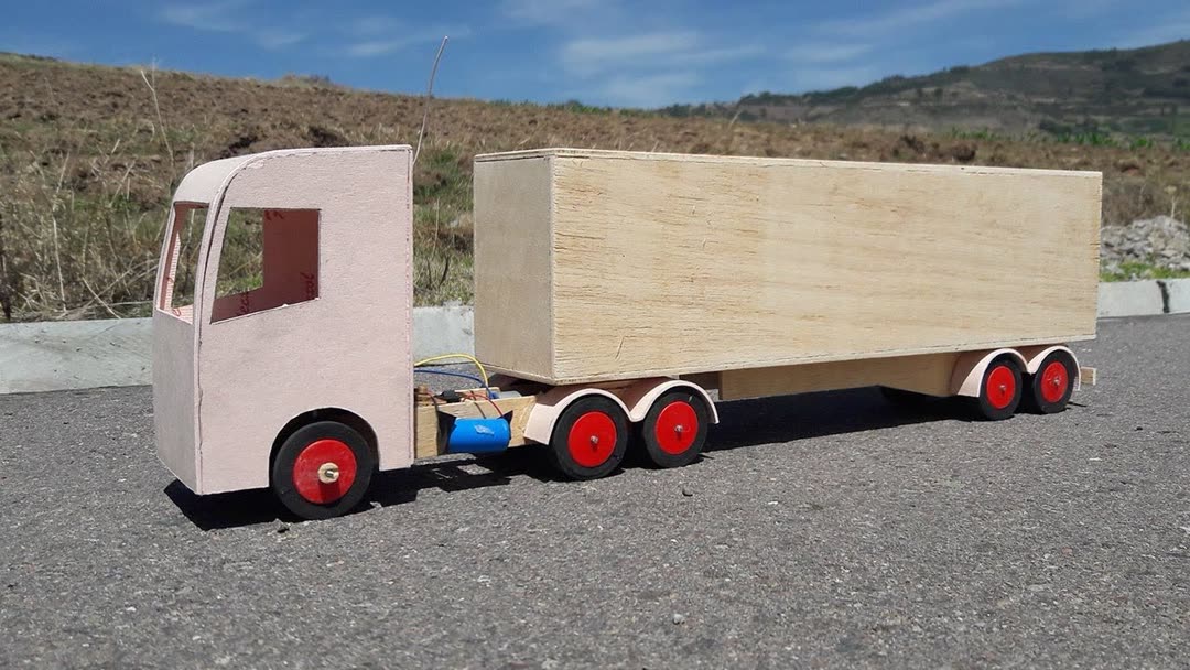 手工制作:用纸板和木板制作的超长大挂车!竟上高速了?