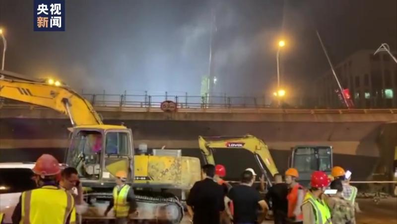 【 无锡高架坍塌最新救援视频!】①桥下被压小车3辆(其中一辆系停放...