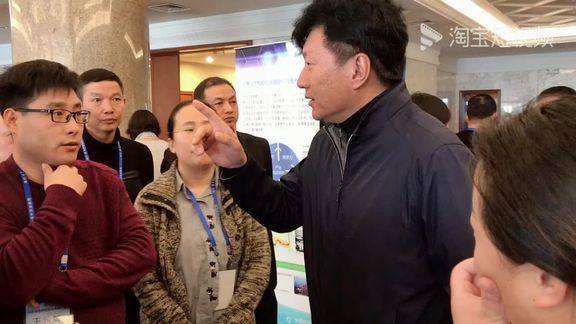 商务部工作人员会议结束后热心回答外贸企业咨询。