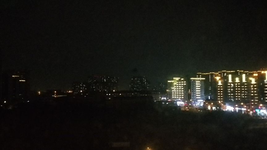 下雨了电闪雷鸣, 跑与不跑衣服都要湿的,还不如慢慢走。