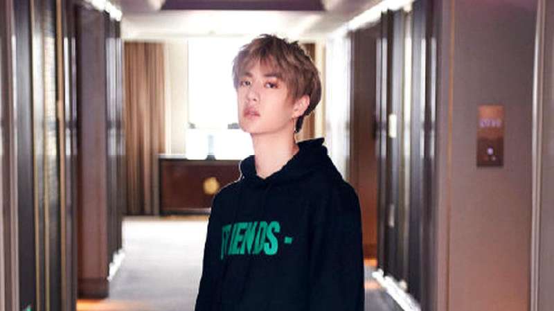 王一博“网购订单”曝光,看到这件物品后,网友调侃:有女朋友了