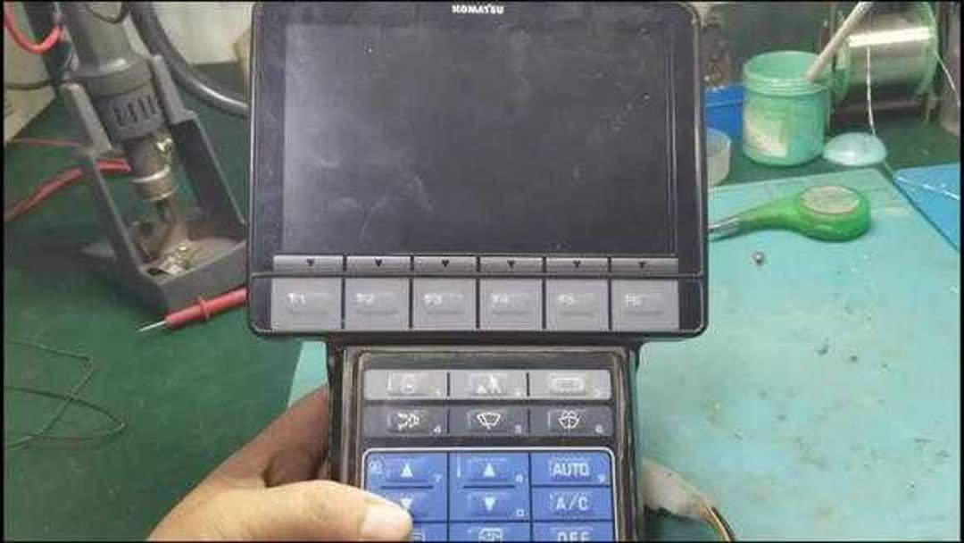 小松M0显示屏间歇性黑屏修复#挖机修理#显示屏维修#电脑板维修