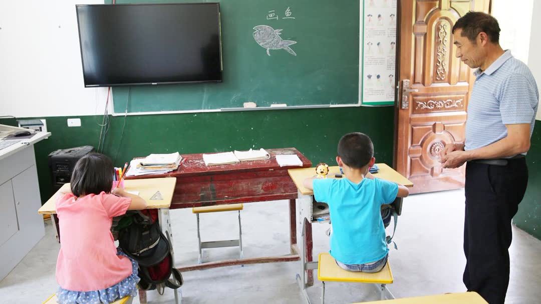 大山里的小学二年级两学生 实拍一堂画鱼的美术课