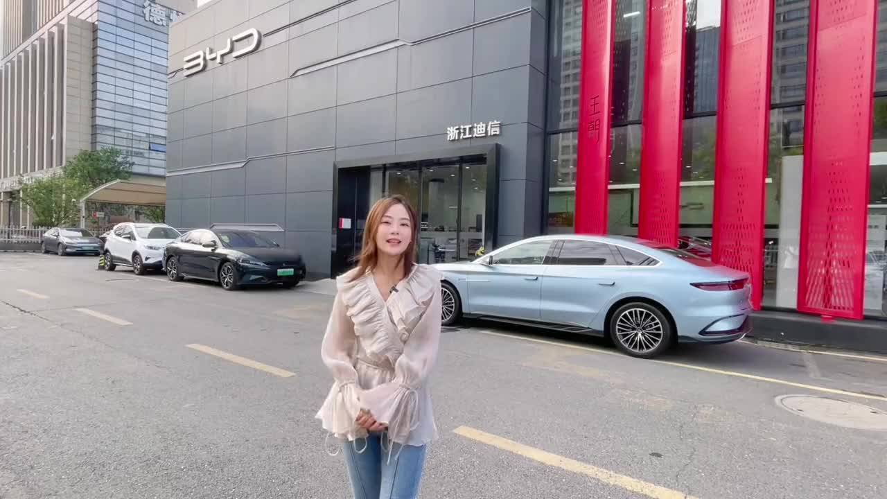 极简主义的线条勾勒动态美