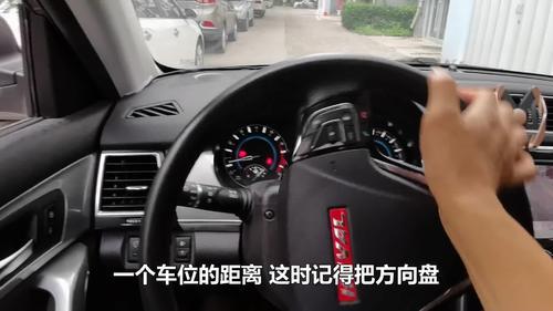 倒行靠边停车,怎样在后视镜中寻找定位,新手学会很简单