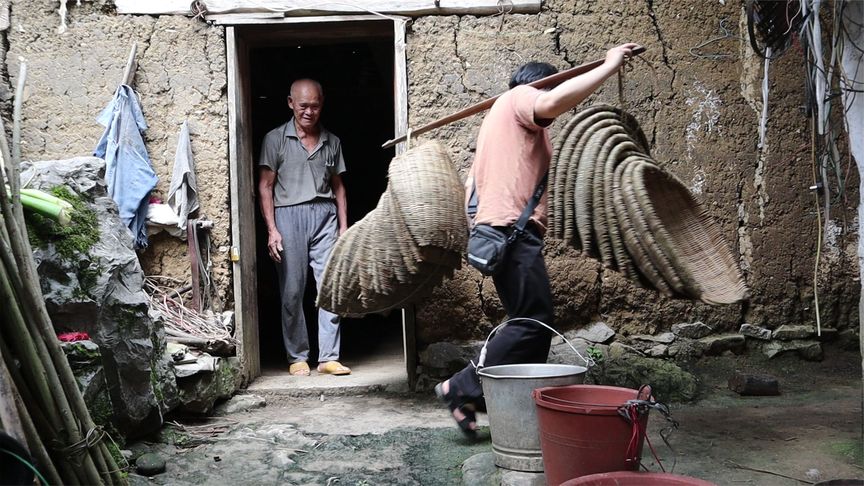 农村大姐去看望山里的爷爷,顺便帮他把手工做的撮箕挑出去卖。