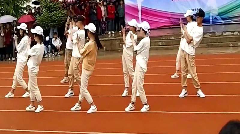 学校运动会开幕式上,学生们的舞蹈串烧,真的是太帅了!