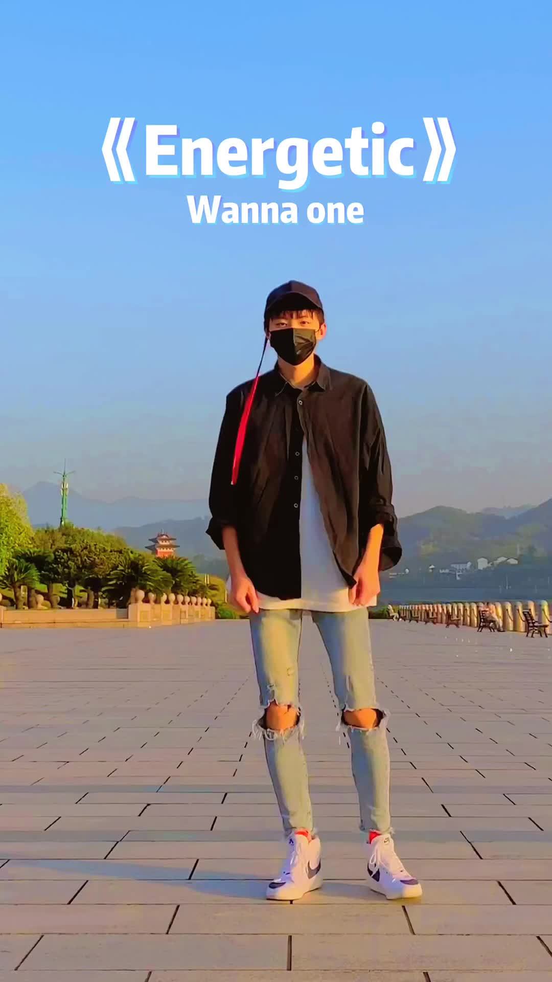 去电影院看数码宝贝的时候 隔壁俩姑娘一直问皮卡丘怎么还不出来